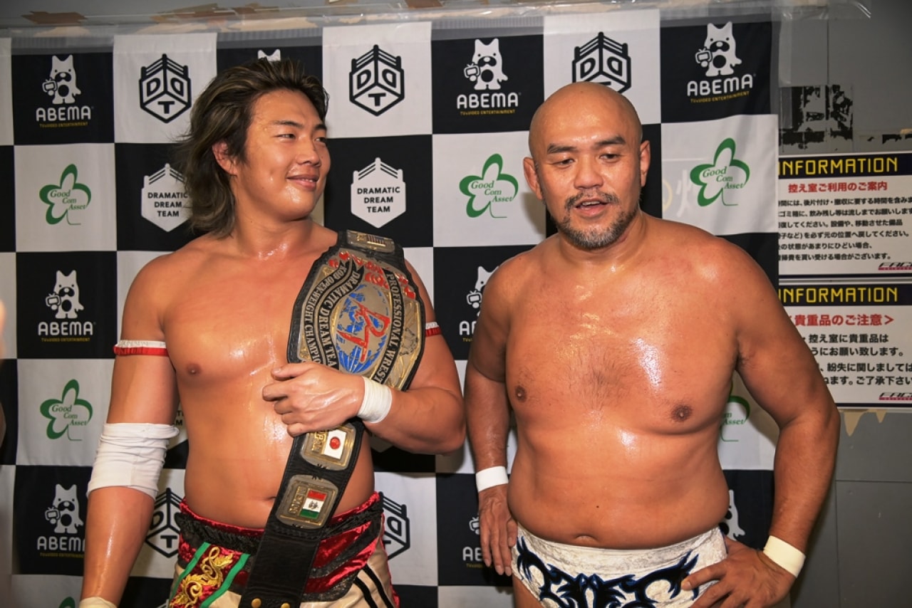DDT竹下幸之介がジャンピング・ニー初披露で岡林裕二とのKO-D無差別級戦に弾み！ 秋山準も太鼓判 | ニコニコニュース