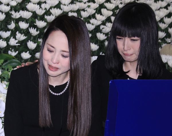 神田沙也加さん 支えるように手を握りしめ…恩人の死に憔悴の聖子救った気遣い | ニコニコニュース