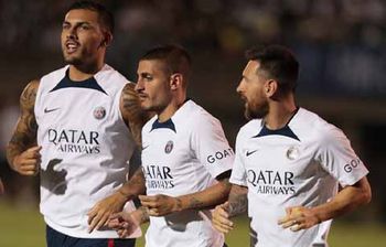 国山ハセンアナがPSGメッシ&ヴェッラッティとの“肩組み3ショット”で歓喜「サッカーの神様、ありがとう」 | ニコニコニュース