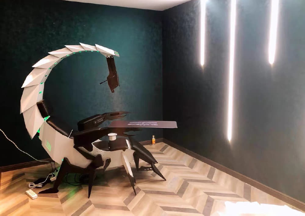 サソリ型ゲーミングチェア『GeeScorpion』に新色「ホワイト」が登場。価格は138万6000円（税込） | ニコニコニュース