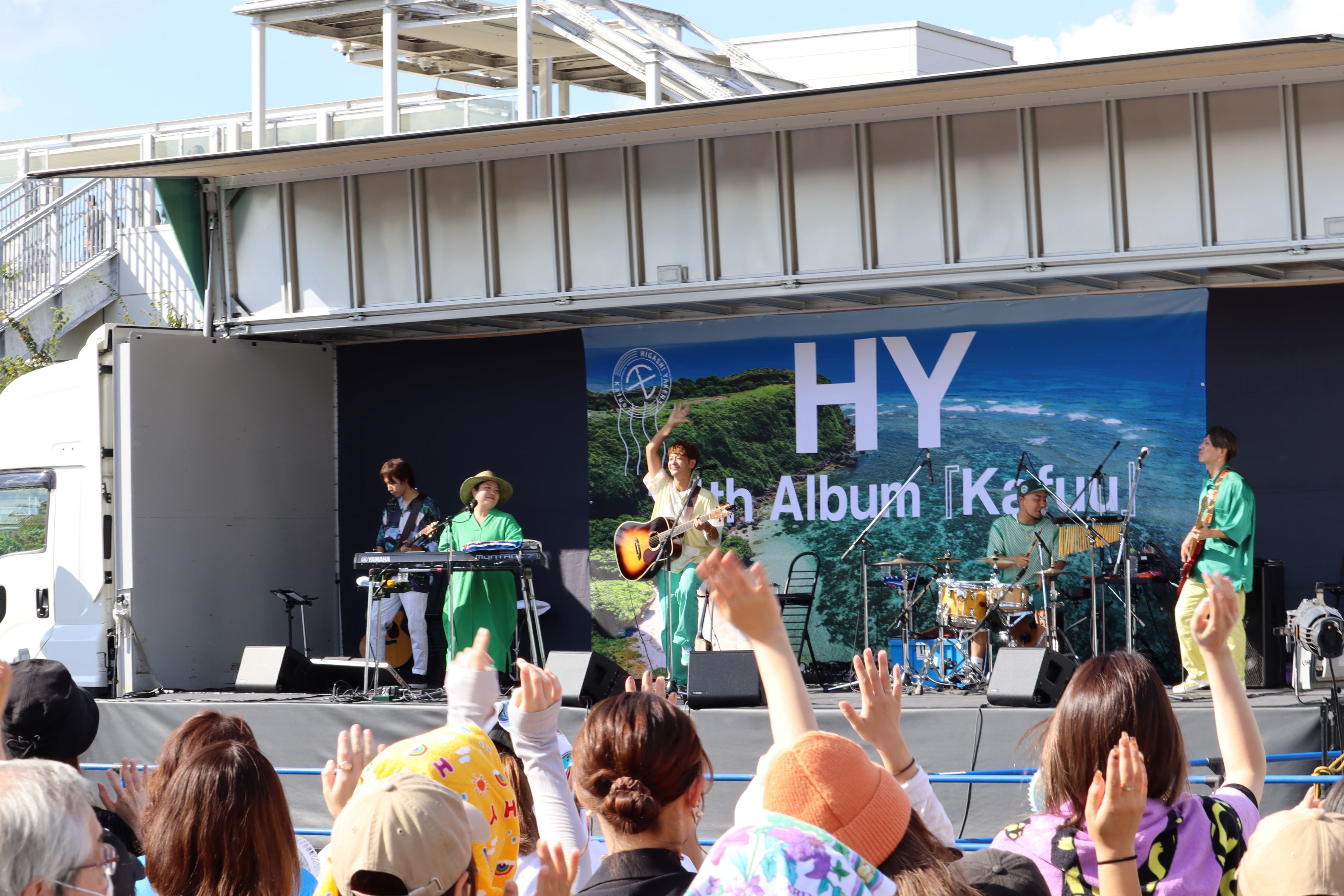 HY「いい知らせを届けにきたよ！」 新曲をフリーライブ・トラックステージで披露 | ニコニコニュース