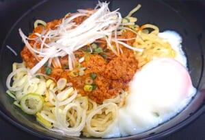 3店舗限定！辛さがクセになる富士そばの「汁なし担々麺」を堪能 | ニコニコニュース