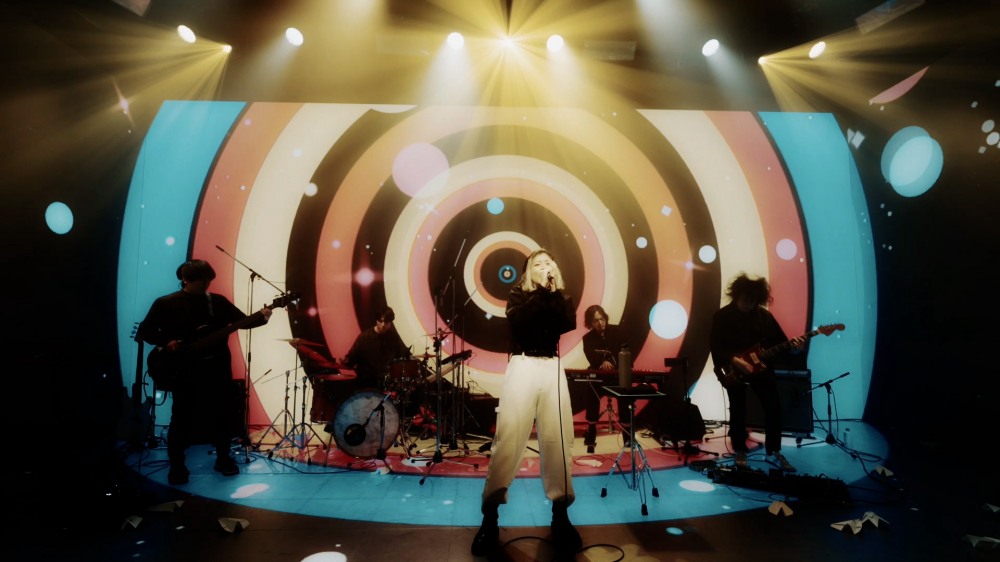 majiko、180°LEDに囲まれて歌うスタジオライブパフォーマンス映像公開 | ニコニコニュース