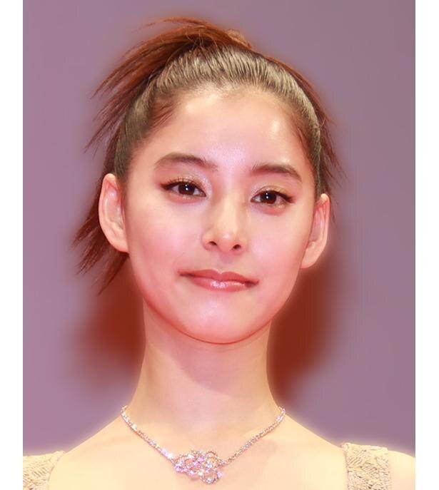 新木優子、“背中ちら見せ”…冬の上品オールブラックコーデに「とってもセクシー」「かわいすぎて絶句」 | ニコニコニュース