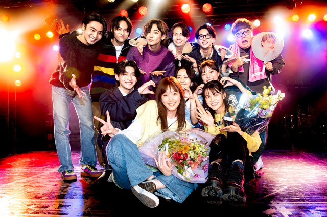 本田翼・8LOOMら『君の花になる』メンバー集結で涙と笑顔のクランクアップ、高橋文哉「最高の仲間たちに花丸をあげたい」 | ニコニコニュース