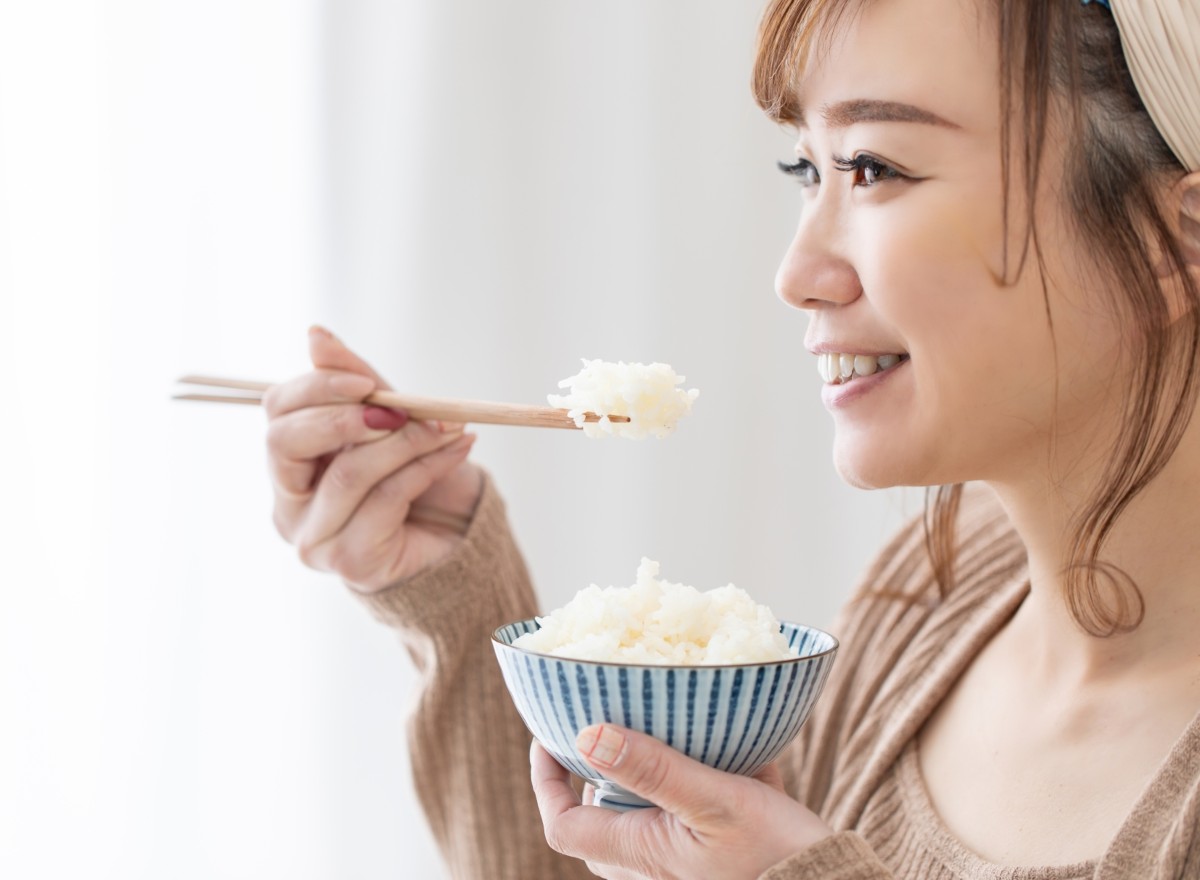 「気持ち悪い」「本当に無理」と辛らつな声…食事マナーに反する「迎え舌」 歯科医師に聞いた原因10個＆治療法 | ニコニコニュース