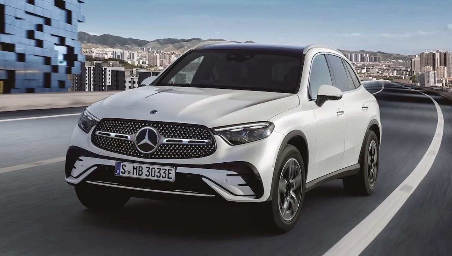 メルセデス・ベンツの新型SUV「GLC」が日本上陸「手頃なサイズはそのままにSクラス譲りの最新技術採用」 | ニコニコニュース