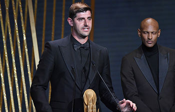 「パーフェクト」「文句のつけようがない」178cmのモデル妻と199cmのクルトワの2ショットが話題！雑誌の表紙も飾る | ニコニコニュース