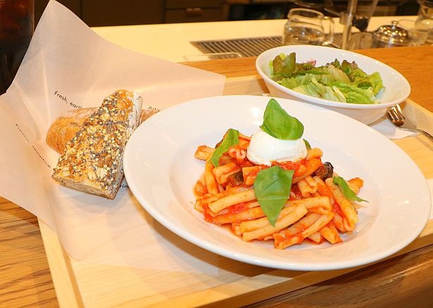 スタバ運営のベーカリー「プリンチ」がアツアツの“温かいパスタ”を提供！その内容をレポート | ニコニコニュース