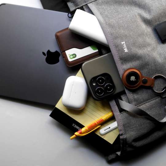 厚さ3cmの超薄スリングバッグにAppleデバイスをひとまとめ！14インチMacBookも入ります | ニコニコニュース