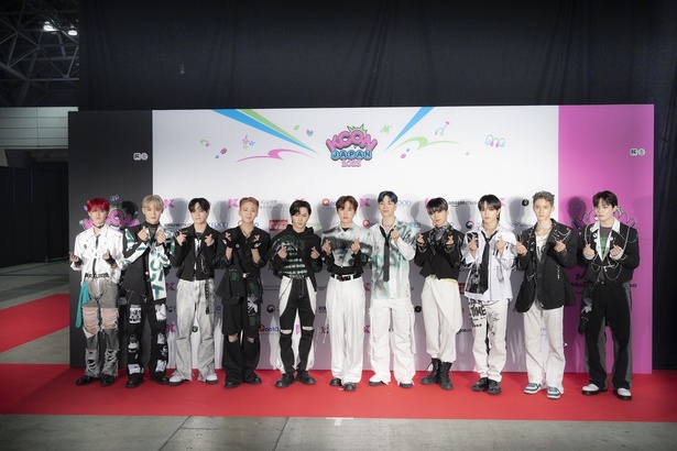 JO1鶴房汐恩、個性的なポーズがさく裂＜「KCON JAPAN 2023」レッドカーペット＞ | ニコニコニュース