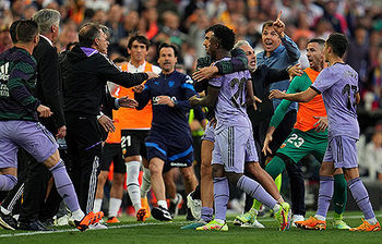 マドリーが荒れに荒れたメスタージャで今季初の公式戦連敗…ヴィニシウスは人種差別被害に悲運の退場…《ラ・リーガ》 | ニコニコニュース