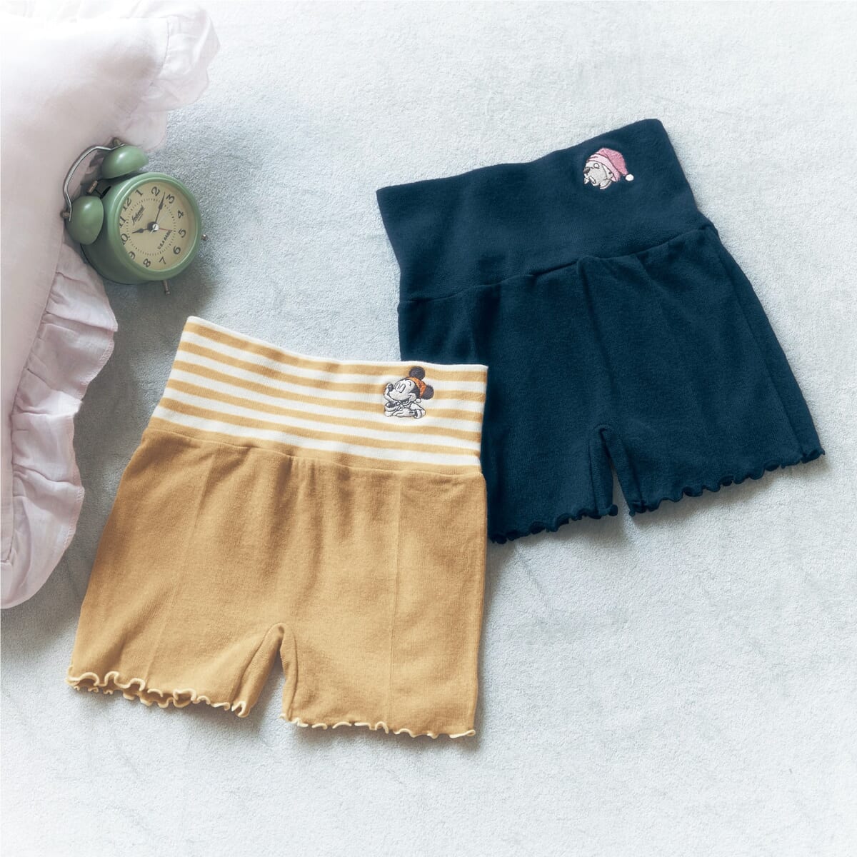 おねむなミッキーと『101匹わんちゃん』の刺繍入り！ベルメゾン ディズニー「腹巻き付きオーバーパンツ」 | ニコニコニュース