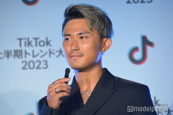 “このトロフィーがうちゅくしい”SHIGE「TikTok上半期トレンド」チャレンジ部門受賞に喜び | ニコニコニュース