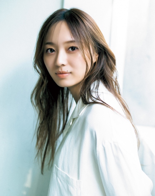 乃木坂46キャプテン梅澤美波、白シャツまとい圧倒的な透明感 『マガジン』2号連続グラビア | ニコニコニュース