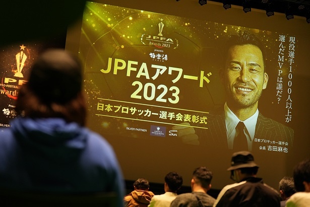三笘薫選手「JPFAアワード2023」2年連続最優秀選手賞受賞「選手投票ということですごく価値を感じています」 | ニコニコニュース