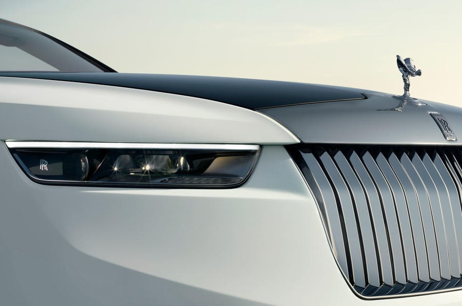 600馬力「新型オープンカー」 本物の "木" 使用、超特殊なホワイト塗装も？ 「世界に1台」だけの超高級車 | ニコニコニュース