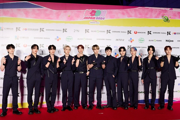 JO1、色気がただようストライプスーツ姿で登場 豆原一成「懐かしの名曲を僕たちらしくカバーするのでお楽しみに」＜「KC | ニコニコニュース