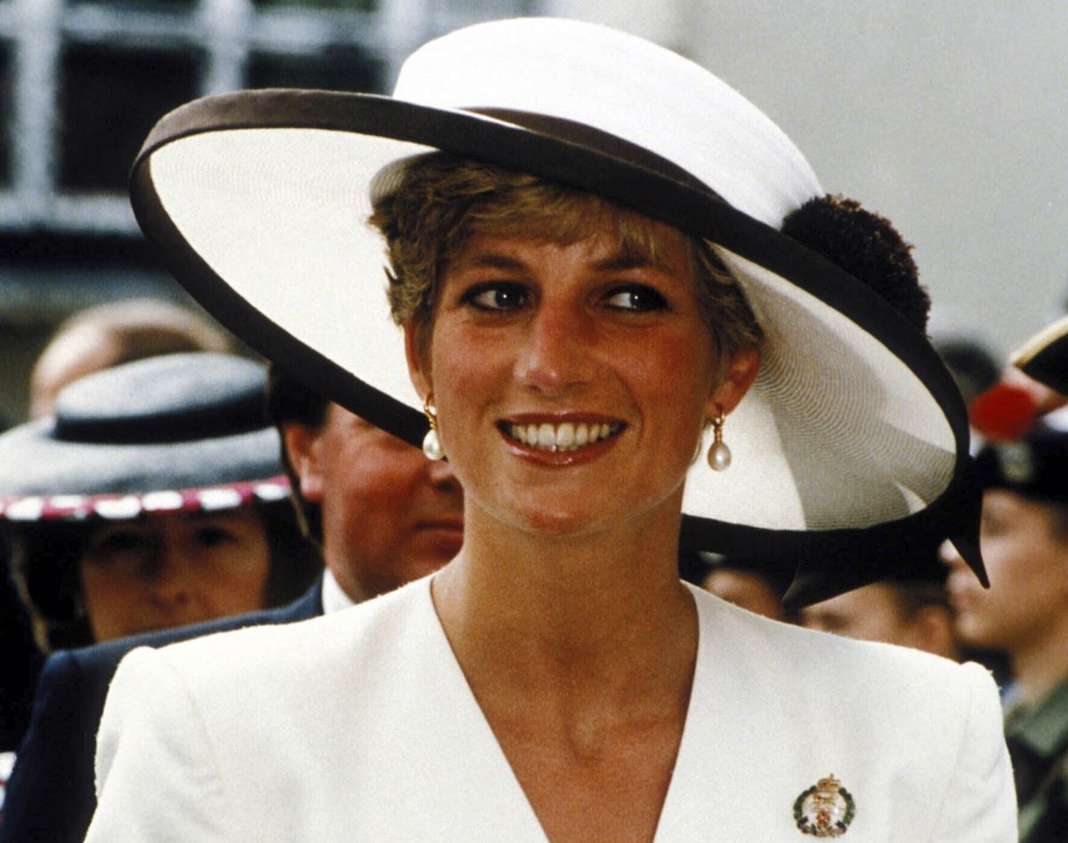 キャサリン妃 急きょパレードに登場…白のドレスに秘められた“ダイアナ妃への思い” | ニコニコニュース