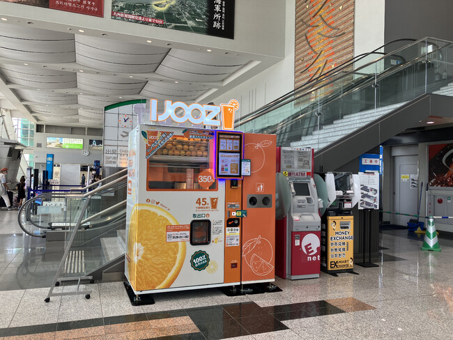 佐賀県初となる生搾りオレンジジュース自販機「IJOOZ」 九州佐賀国際空港で稼働開始 | ニコニコニュース