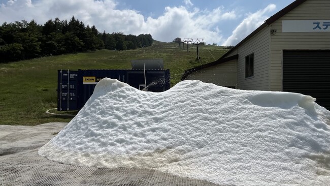 真夏の日本に雪が降る！？最高・最新のイタリア製スノーマシン「SNOWMAX」がデモンストレーションにむけ調整運転実施中 | ニコニコニュース