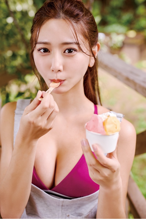 身長173cm＆9等身ボディー斎藤恭代、バンドゥ・ビキニ姿で“女豹のポーズ” | ニコニコニュース