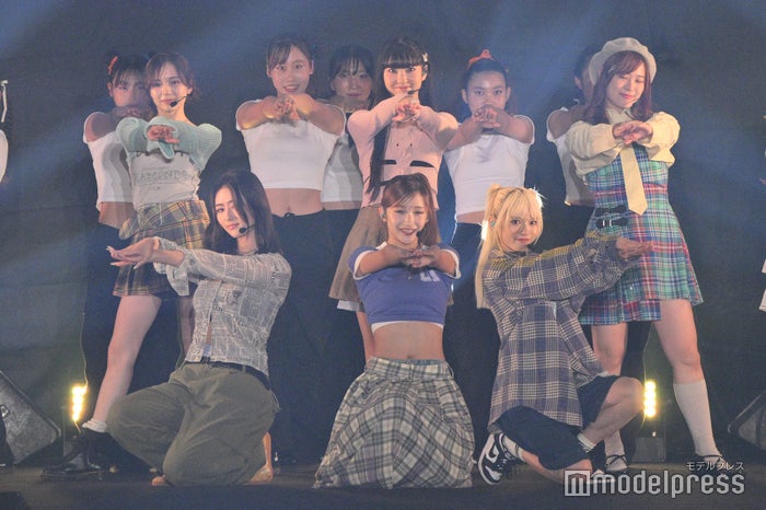 Girls2、地元高校ダンス部と熱いコラボ 鶴屋美咲は福岡に凱旋「ただいま」【TGC北九州2024】 | ニコニコニュース