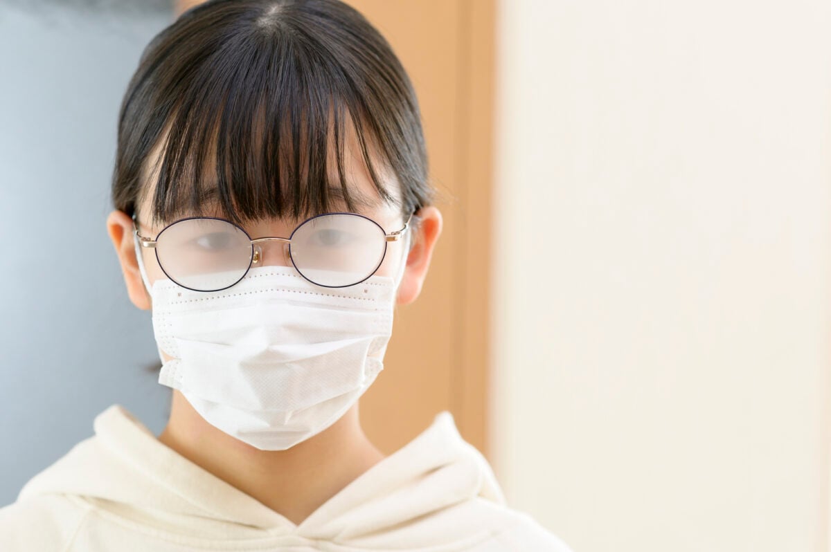 マスク着けると、息で「メガネ」真っ白！ どうすれば曇らない？ 警視庁が教える2つの“テクニック” | ニコニコニュース
