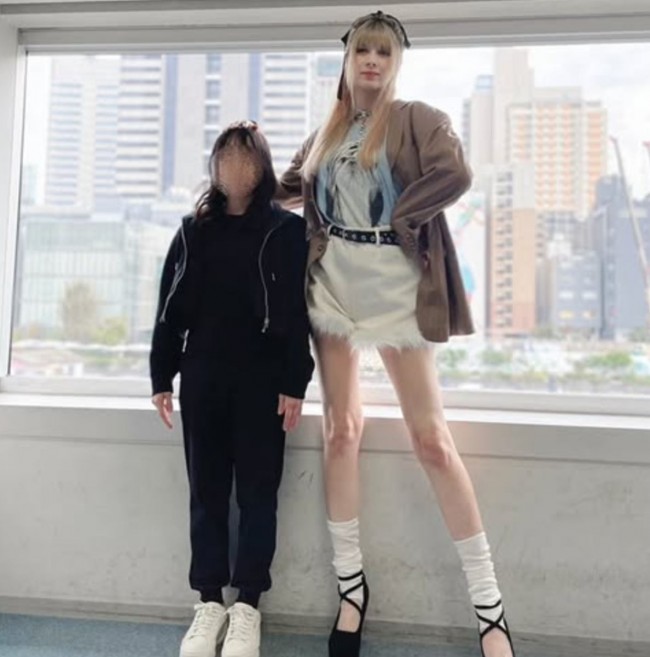 身長182cm美人モデル、“身長差が凄い”2ショットに衝撃「スタイル良すぎ」「肩から脚生えてる」 | ニコニコニュース