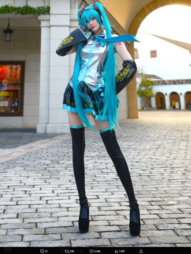 「頭身スゴすぎ」「脚長っ！」 身長182cm美人モデル、コスプレ姿に衝撃 “身長差が凄い”2ショットも話題 | ニコニコニュース