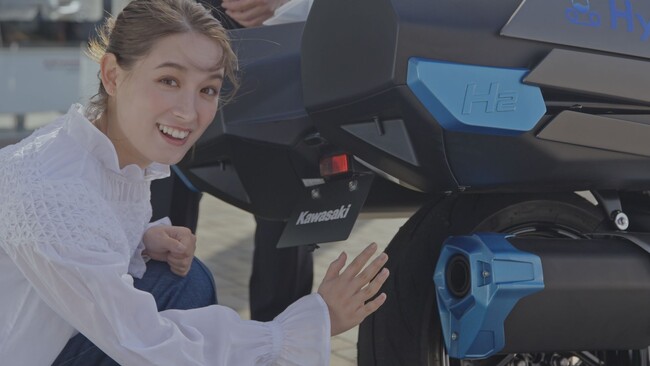 水素で動く未来！？トラウデン直美さんが水素エンジンバイクの開発現場を直撃インタビュー カワサキ水素大学の新CM公開 | ニコニコニュース