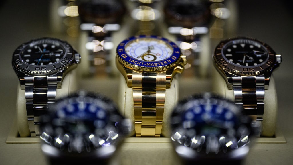 プレミアで悲劇。試合中に亡くなった父の270万円ロレックスが行方不明に…選手も捜索呼びかけ | ニコニコニュース