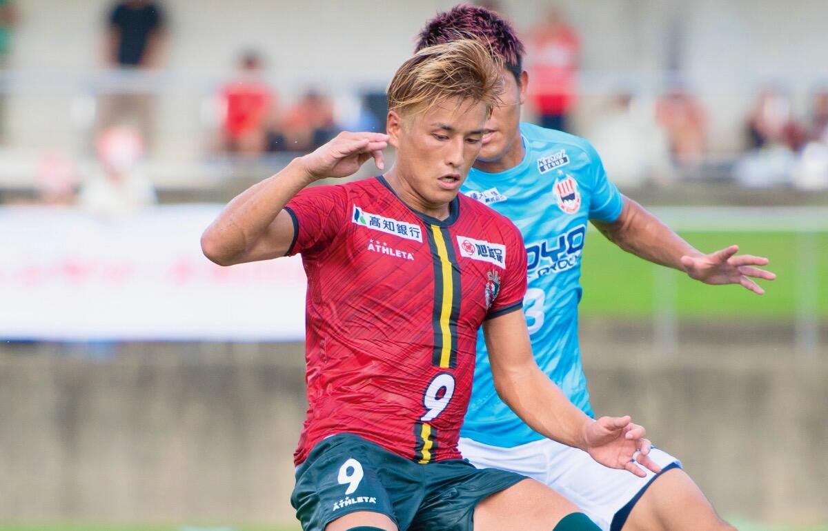 J3入会の高知、YS横浜との入替戦で強烈ヘディング弾の“金狼”FW新谷聖基が来季継続「どんな時も戦い続けます」 | ニコニコニュース