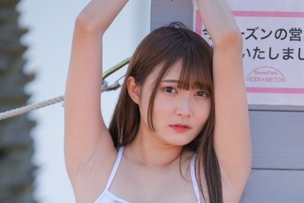 ほぼ裸で豊満胸元ムギュッ…片岡未優、露出度激高の赤ランジェリー姿に「この格好はズルい」の声 | ニコニコニュース