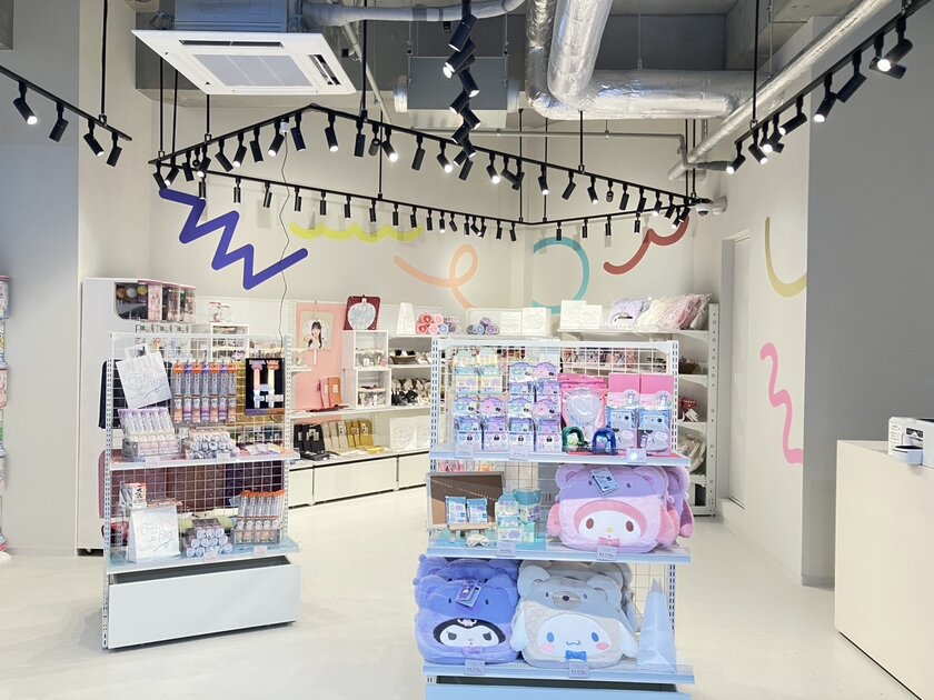 内装は白を基調にしたポップなデザイン！推し活SHOP「Oshi-pla」 | ニコニコニュース