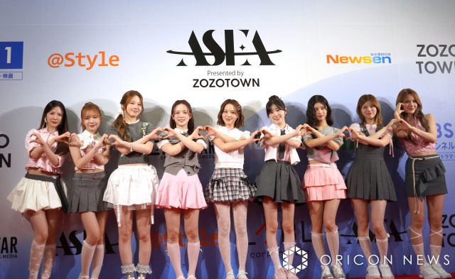 『ASEA 2025』NiziU、MCからのムチャブリに神対応 ミニ丈スカートで美スタイル披露 | ニコニコニュース