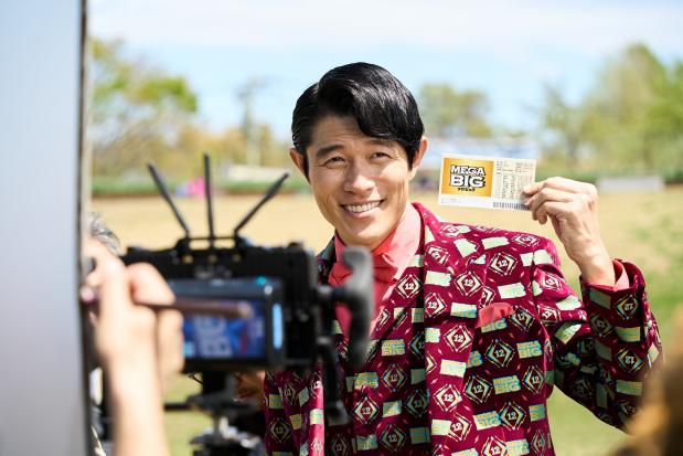鈴木亮平出演！ 『MEGA BIG』新TVCM公開！！ 鈴木「こんな大掛かりな撮影とは思わなかったですね」 | ニコニコニュース