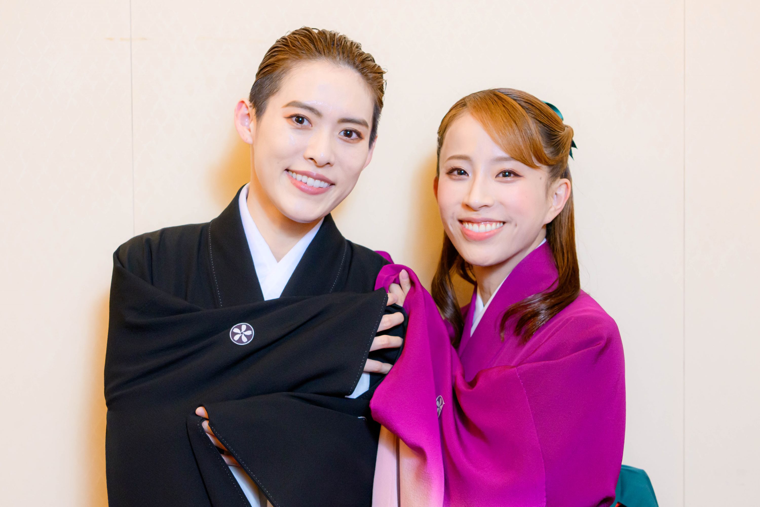 OSK日本歌劇団 翼和希×千咲えみ「互いに絶対負けない」、同期でトップを飾るふたりが『レビュー | ニコニコニュース