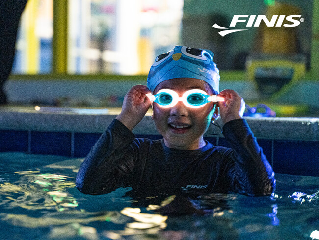 FINIS、暗闇で光る！ナイトプールで一際目立つ！遊び心満載のスイミングゴーグル【FLOW | ニコニコニュース