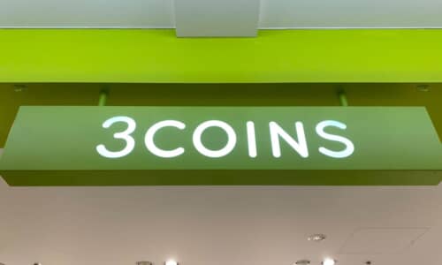 「スマホ入るのがいい」 【3COINS】“ポケット付きボトルホルダー”が使いやすい！ 「ショルダー外せて使い勝手いい」 | ニコニコニュース