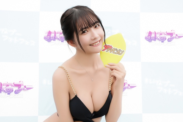 #2i2天羽希純、大人っぽい黒ビキニ姿でファンをとりこに「ゴージャスでセクシーな感じが出ているのかなと」 | ニコニコニュース