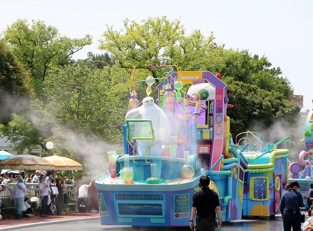 【東京ディズニーランド】Mrs. GREEN APPLEによるテーマ曲も聞ける！びしょ濡れパレード実施中 | ニコニコニュース