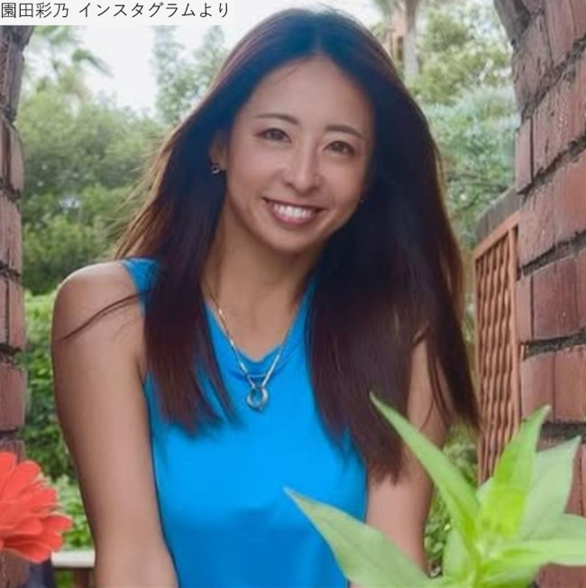 SNSで話題の“テニス美女”、青のノースリーブ姿がスタイル抜群「素敵」「最高」「お姫様みたい」 | ニコニコニュース