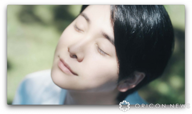 Mrs. GREEN APPLE・大森元貴、夏の木洩れ陽で涼しげに佇む 新曲「夏の影」MVティザー公開 | ニコニコニュース