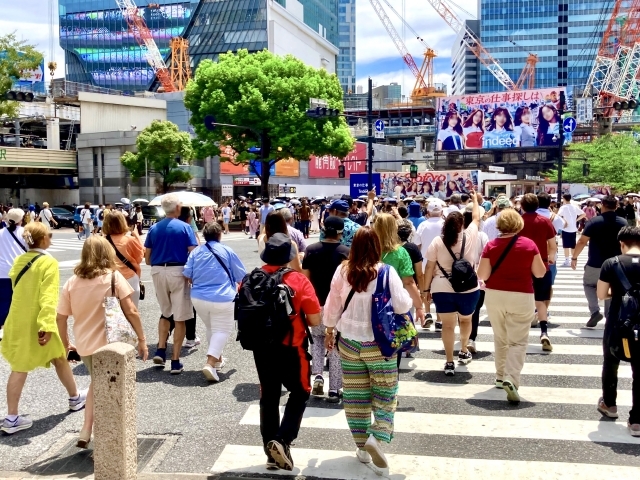 日本人は「マナー違反をする外国人観光客」を注意できない？ オーバーツーリズム問題の対処法を考える | ニコニコニュース