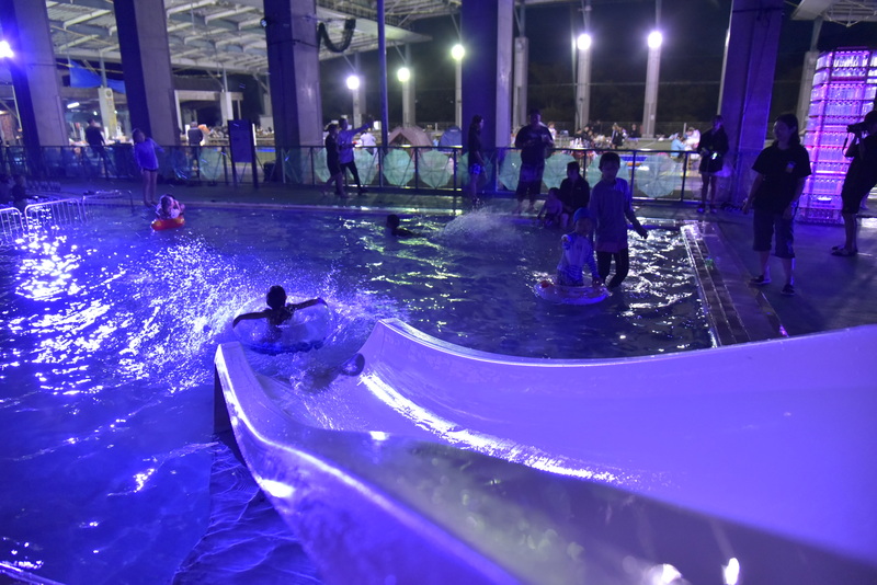 久留米工業大「ASURA」開催のナイトプールで800人来場 テーマは「再利用」、オブジェは資源としてリサイクル | ニコニコニュース