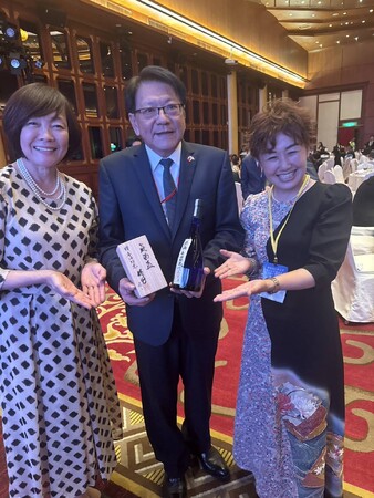 長期熟成型ヴィンテージ日本酒「夢雀（MUJAKU）」 -台湾・頼清徳総統、蔡英文前総統へ、安倍昭恵さんと献酒 | ニコニコニュース