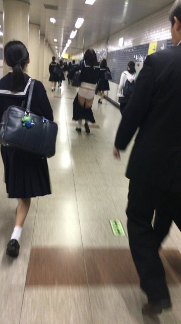Jkが駅でパンツ丸見えになるトラブル! とんでもない真実が発覚する ニコニコニュース