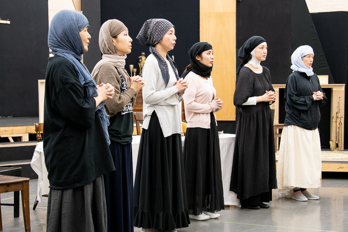 KERA・MAP『修道女たち』稽古場レポート 7人の女優と2人の俳優が冬の山荘で描く物語 | ニコニコニュース