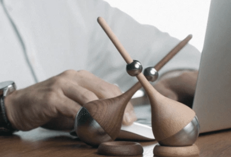 思わず手が伸びる！メトロノームのように永遠と動き続けるオブジェ「BEEBLO」 | ニコニコニュース